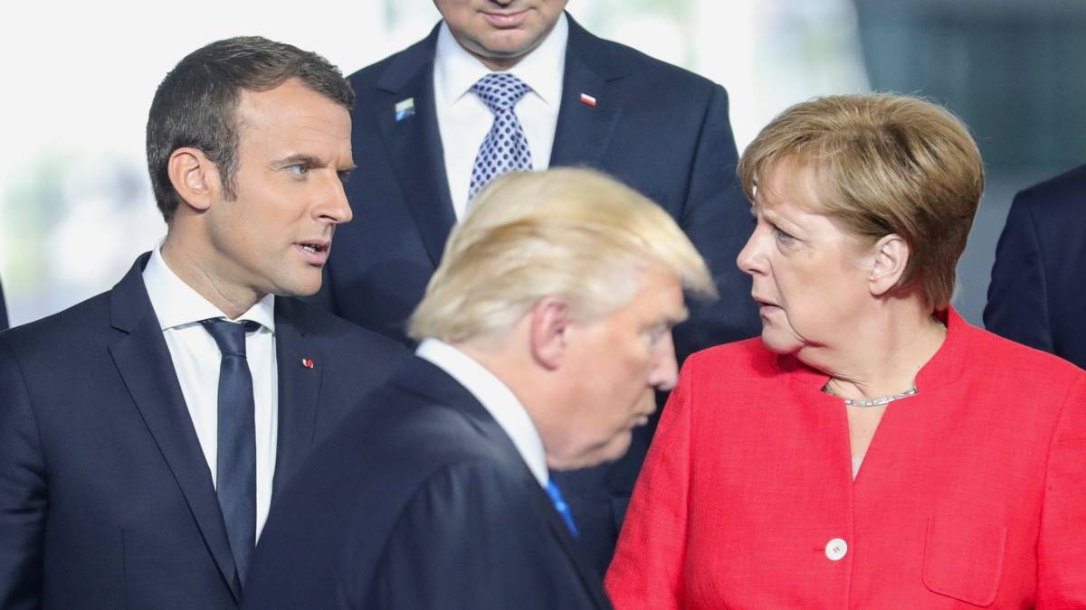 Macron en Merkel laten Trump hun tanden zien, verbaal en non-verbaal