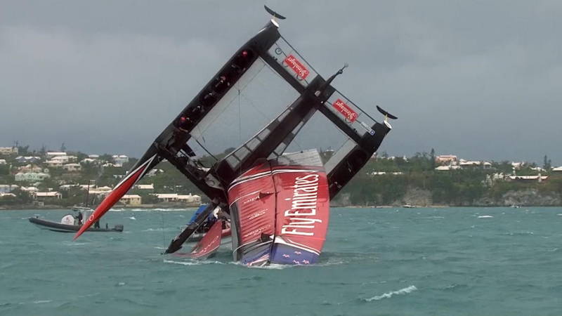 Spectaculaire crash met een catamaran