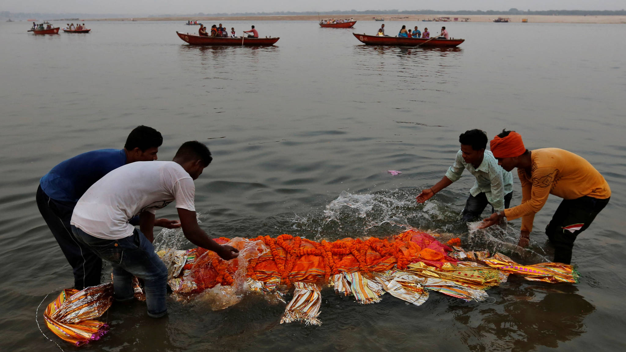 De Ganges in beeld: van kristalheldere Himalaya-bron tot openbaar riool ...