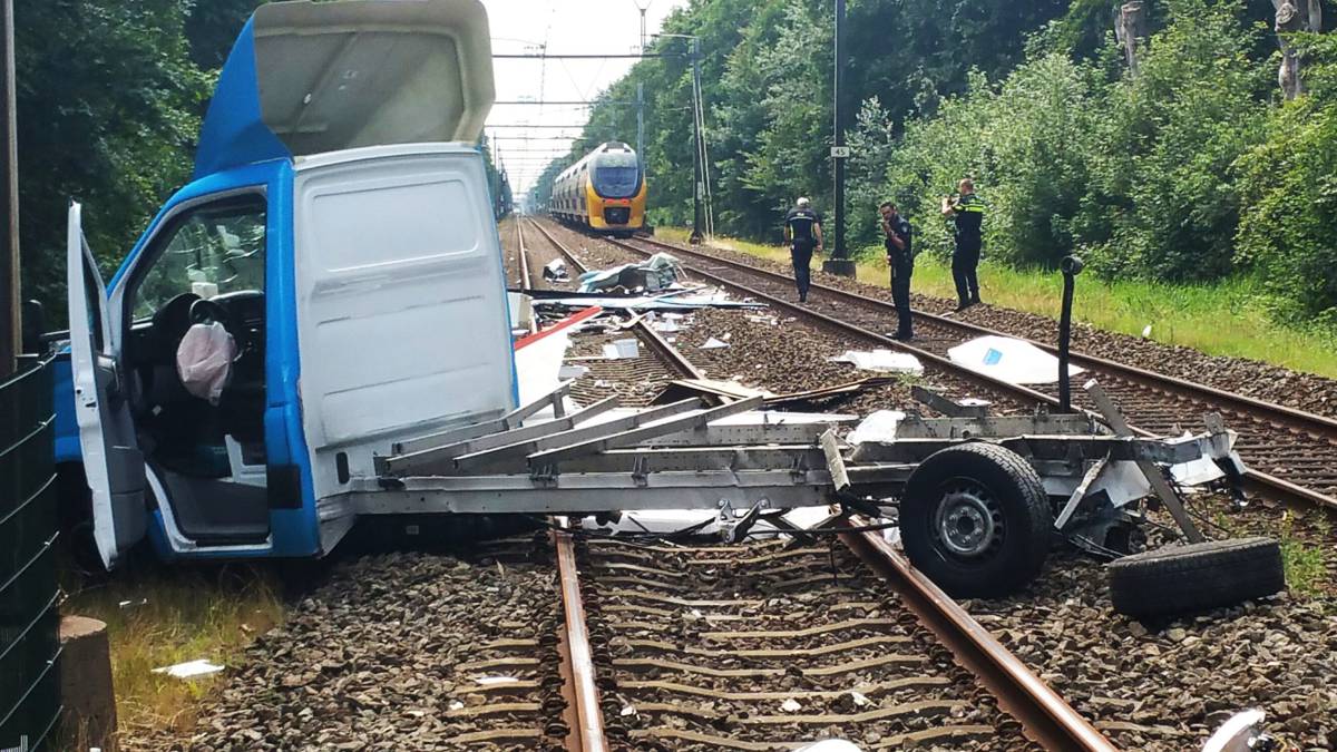 Gewonden bij botsing tussen trein en bestelbus in Heiloo