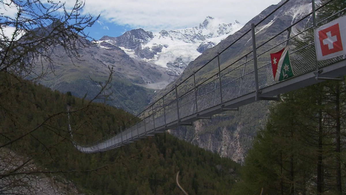 Wandelen op de langste hangende loopbrug ter wereld