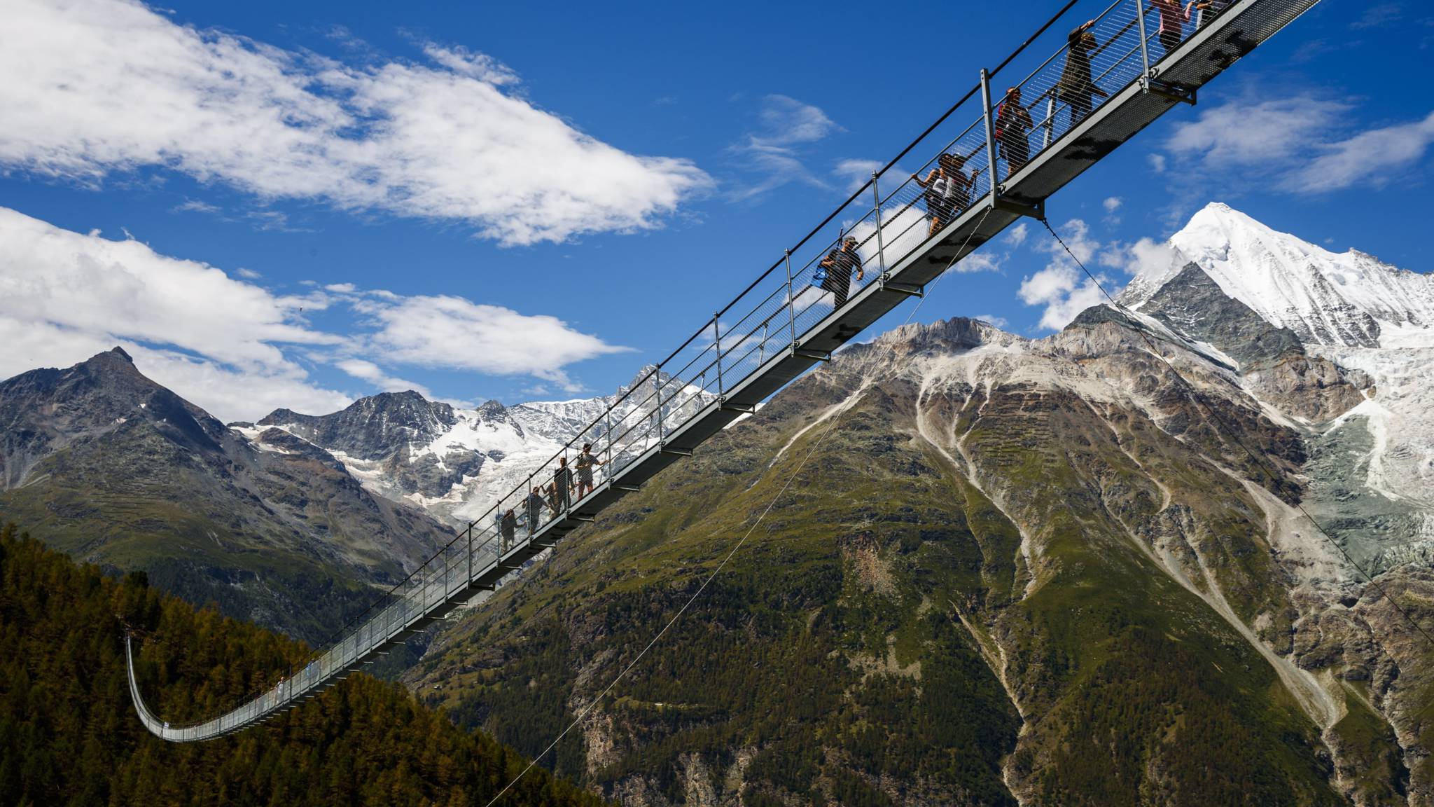 Langste loopbrug open in Zwitserland: 500 meter wandelen over een ...