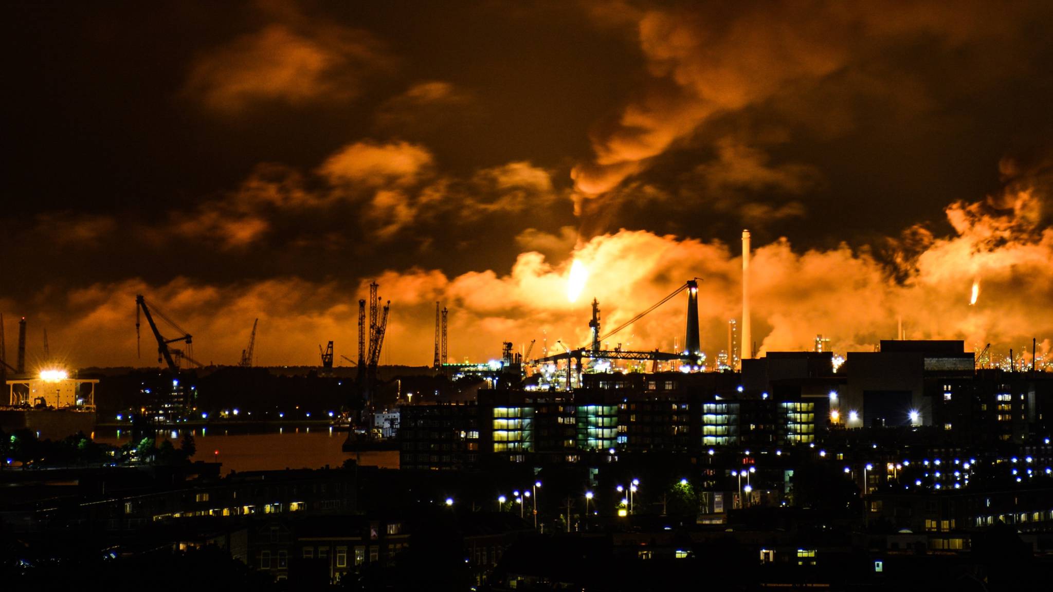 Raffinaderij Shell Pernis compleet stilgelegd na grote brand | NOS