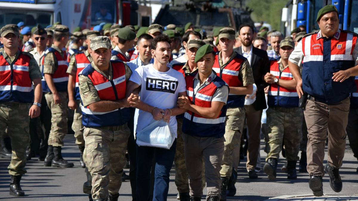 Erdogan verplicht overall voor coupverdachten in rechtszaal