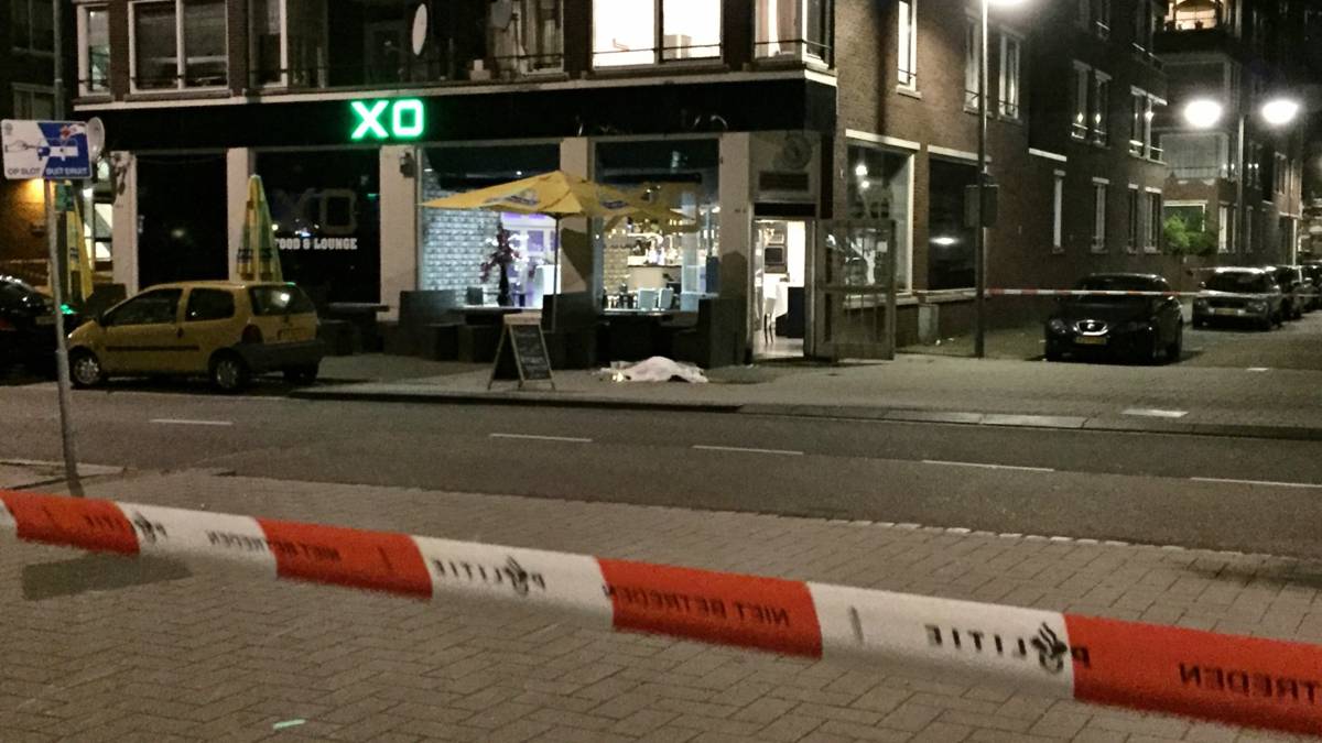 Dode bij schietpartij voor loungebar Rotterdam
