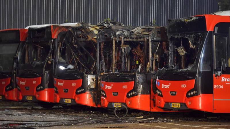 Vijf bussen van Arriva uitgebrand in Tilburg