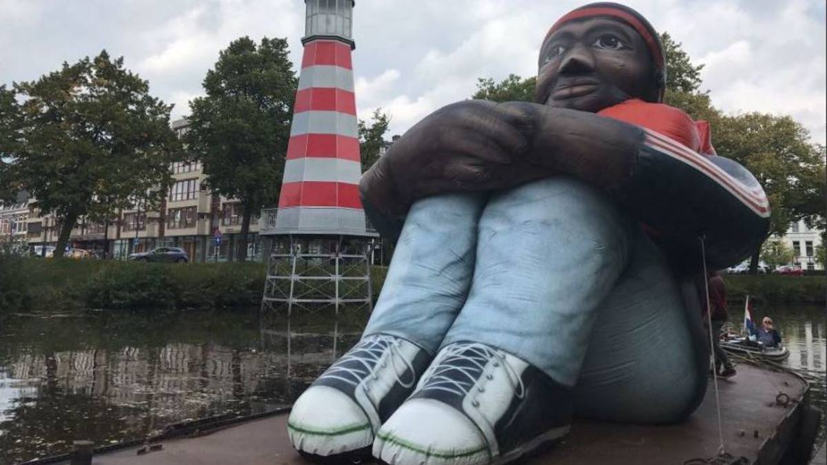 Drijvend kunstwerk: deze opblaasbare vluchteling