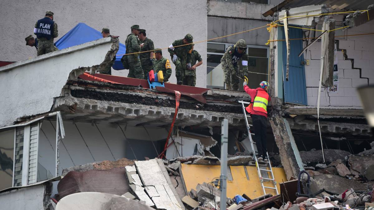 Nog steeds mensen levend onder het puin in Mexico