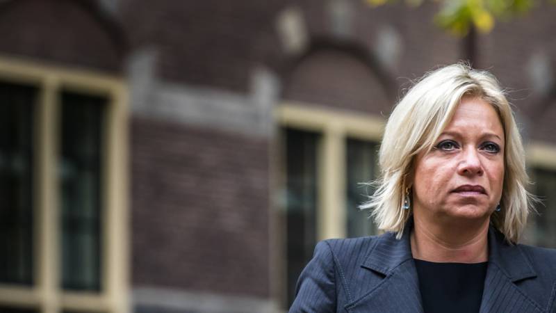 Minister Hennis van Defensie stopt ermee