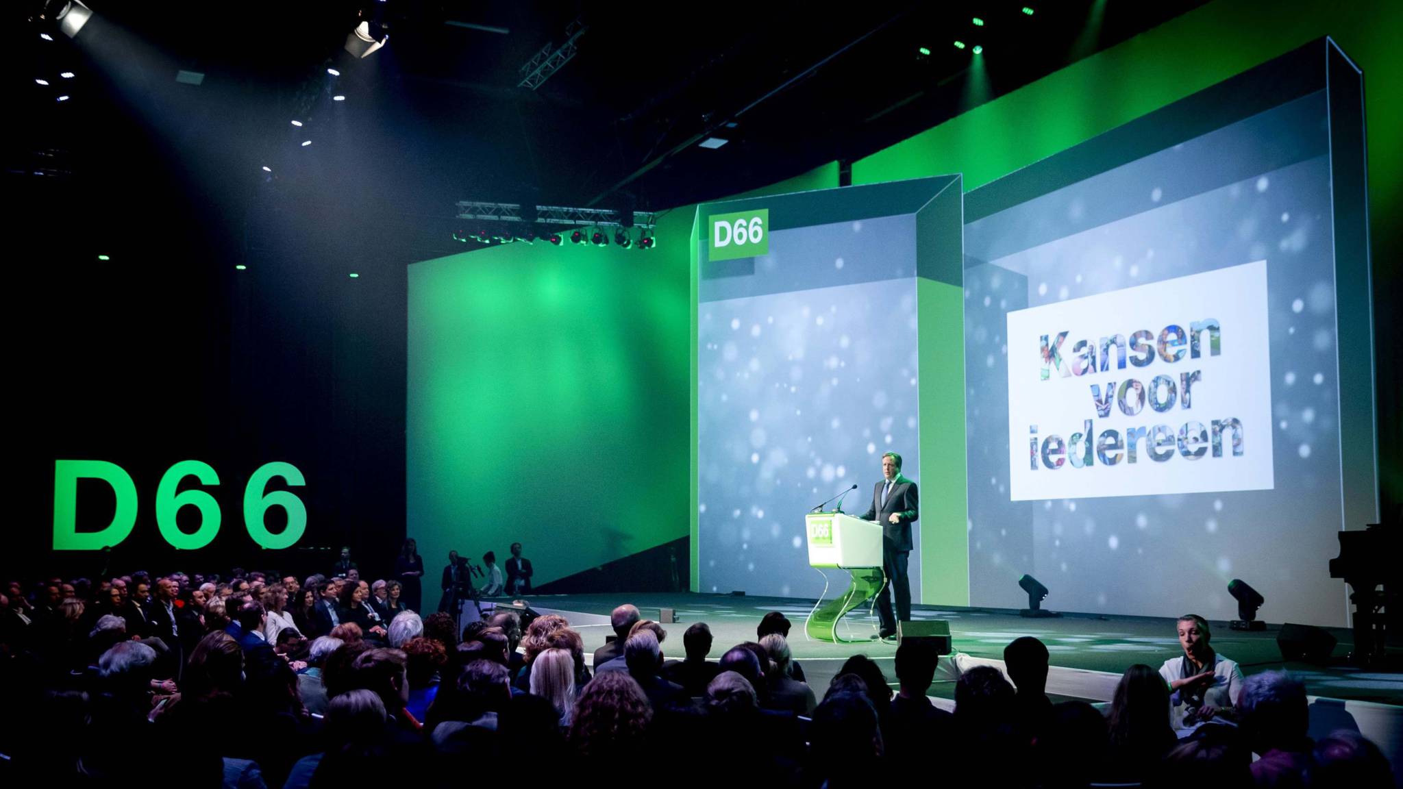 Groep D66-leden roept op tot congres | NOS