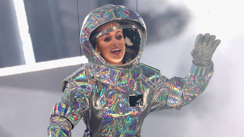 Katy Perry zit vast in de ruimte