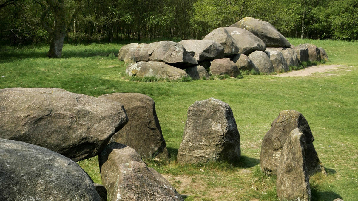 Moet er een hek om de hunebedden?