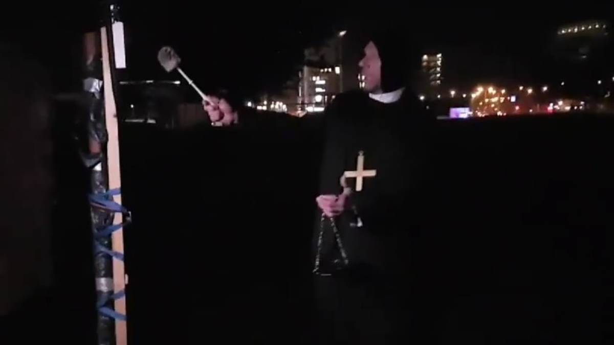 Burgemeester Enschede noemt moskee-actie Pegida 'Ku Klux Klan-achtig'