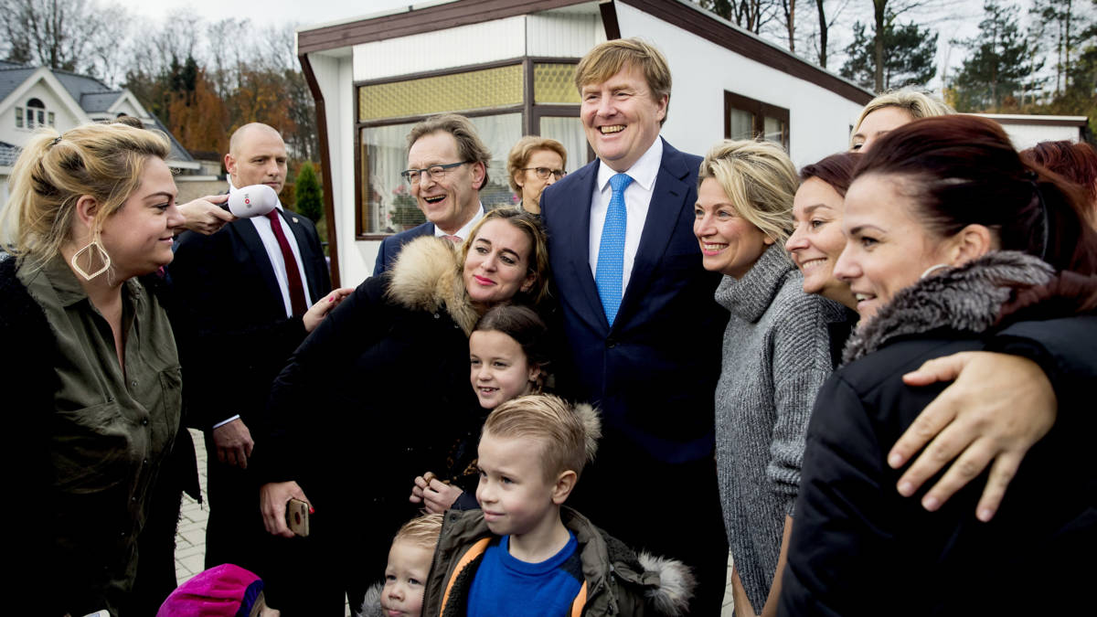 Koning bezoekt voorbeeldig woonwagenkamp: 'We hebben het mooi voor elkaar'