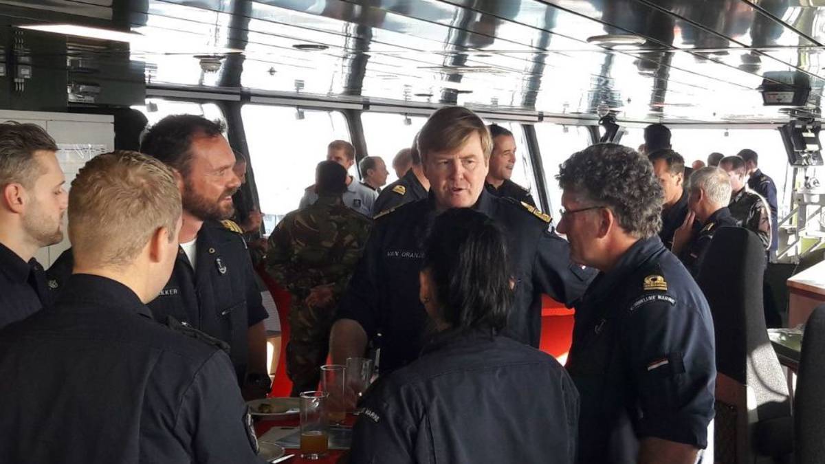 Koning bezoekt marineschip de Karel Doorman