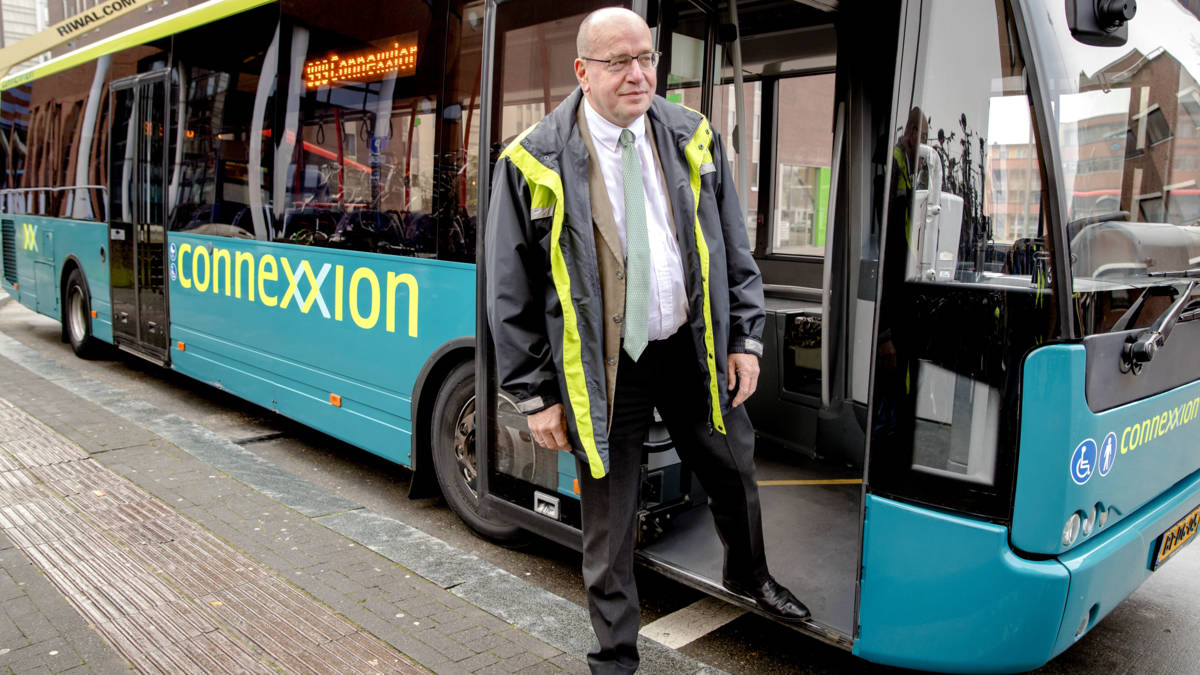 Fred Teeven als buschauffeur: 'Je moet doen wat je hart je ingeeft'