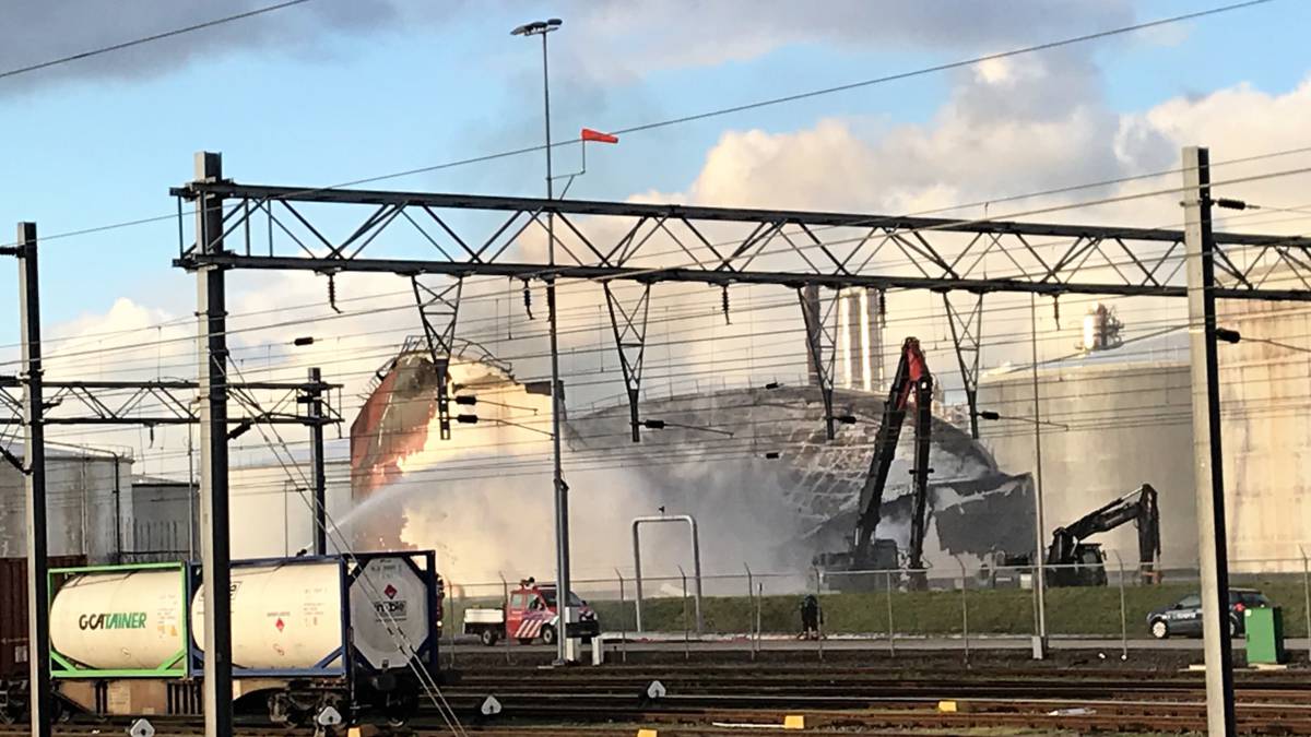 Korte hevige brand in tank op Shell-raffinaderij Rotterdam