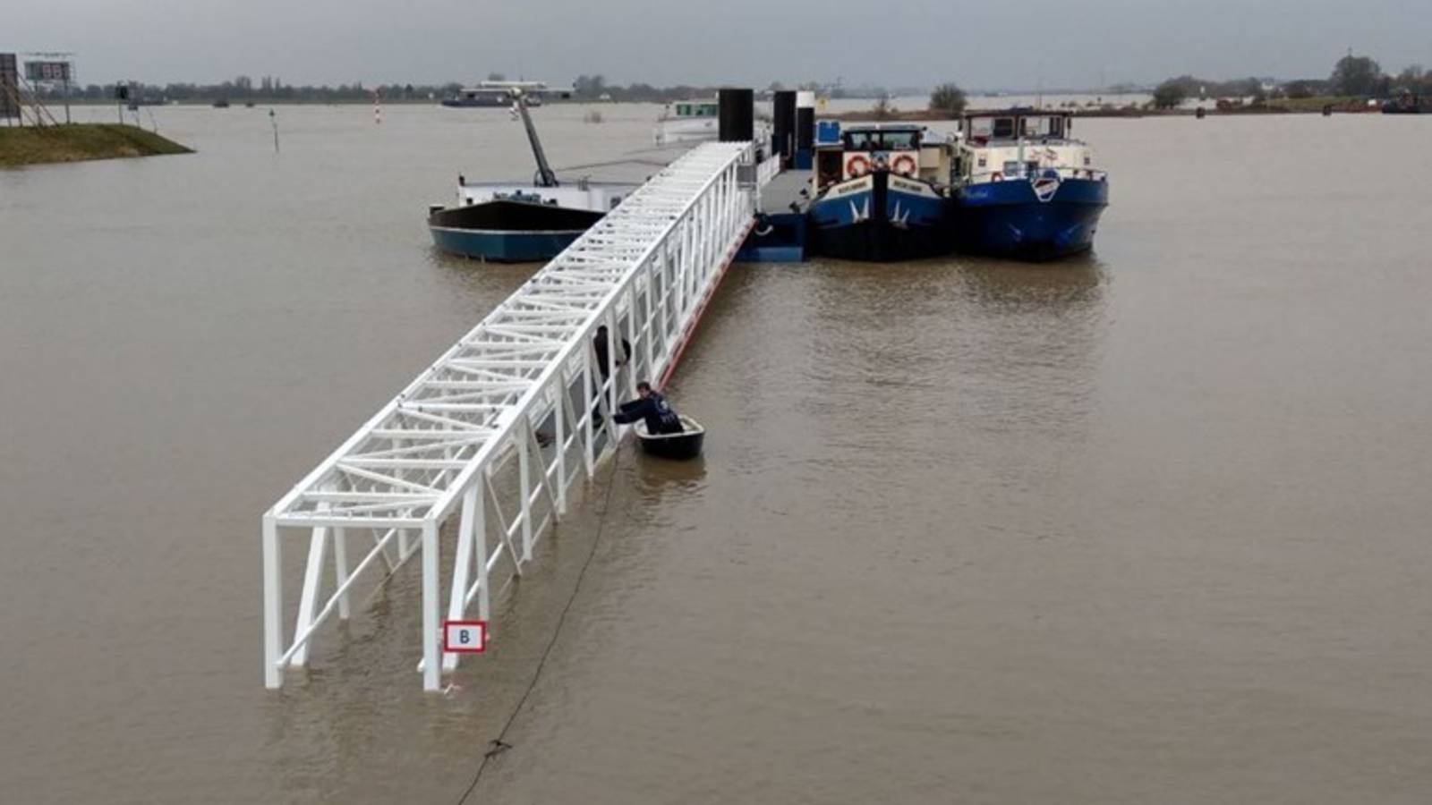 Loopbruggen in Rijn bij Lobith blijken bij hoogwater te kort | NOS