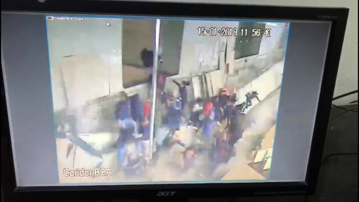 Video: hét moment van instorten beursgebouw Jakarta