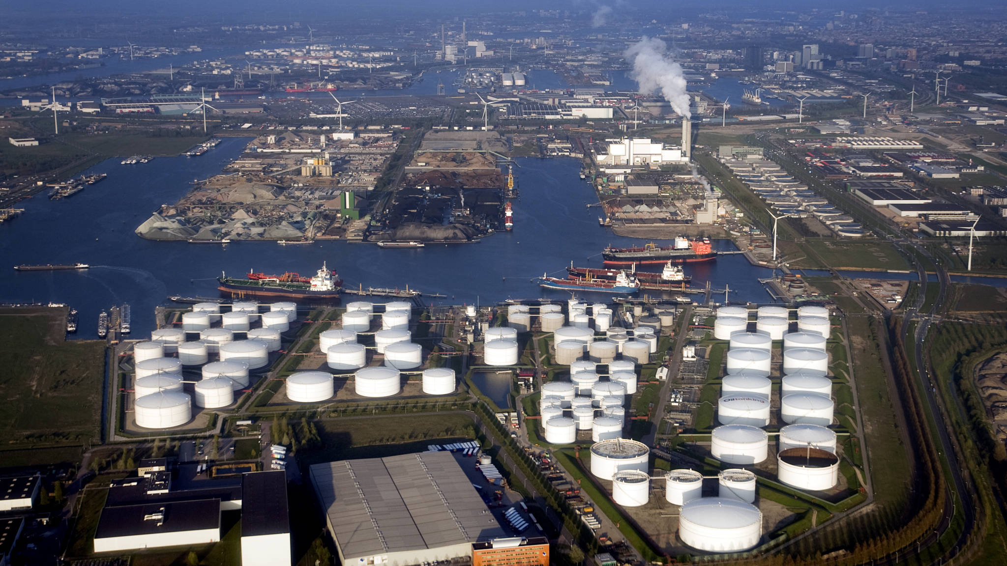 Bemanning olietanker al vijf weken vast in haven Amsterdam | NOS