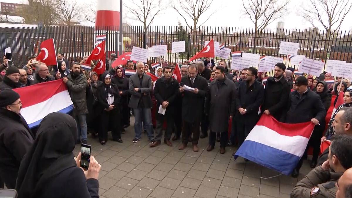 Koerden en Erdogan-aanhangers de straat op in Den Haag en Rotterdam