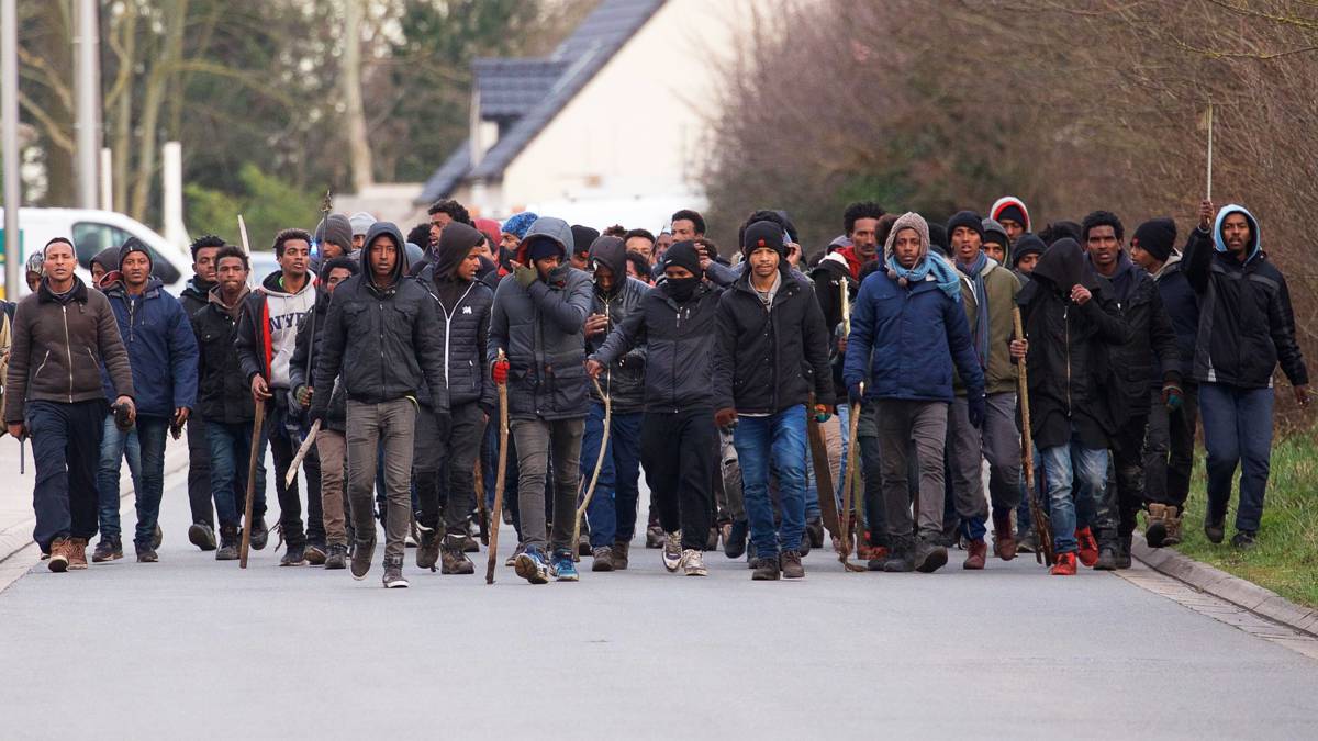 'Het blijft een kat-en-muis-spel tussen migranten en de politie in Calais'