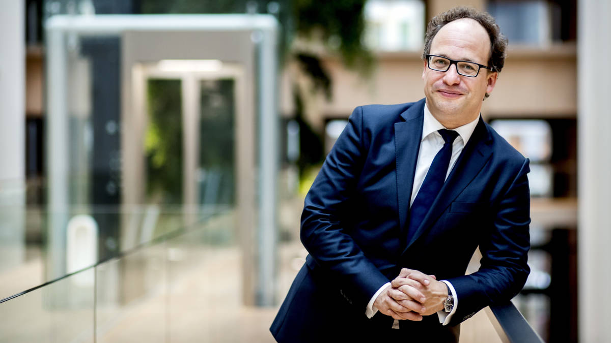 Minister Koolmees: nieuwkomers moeten sneller aan het werk