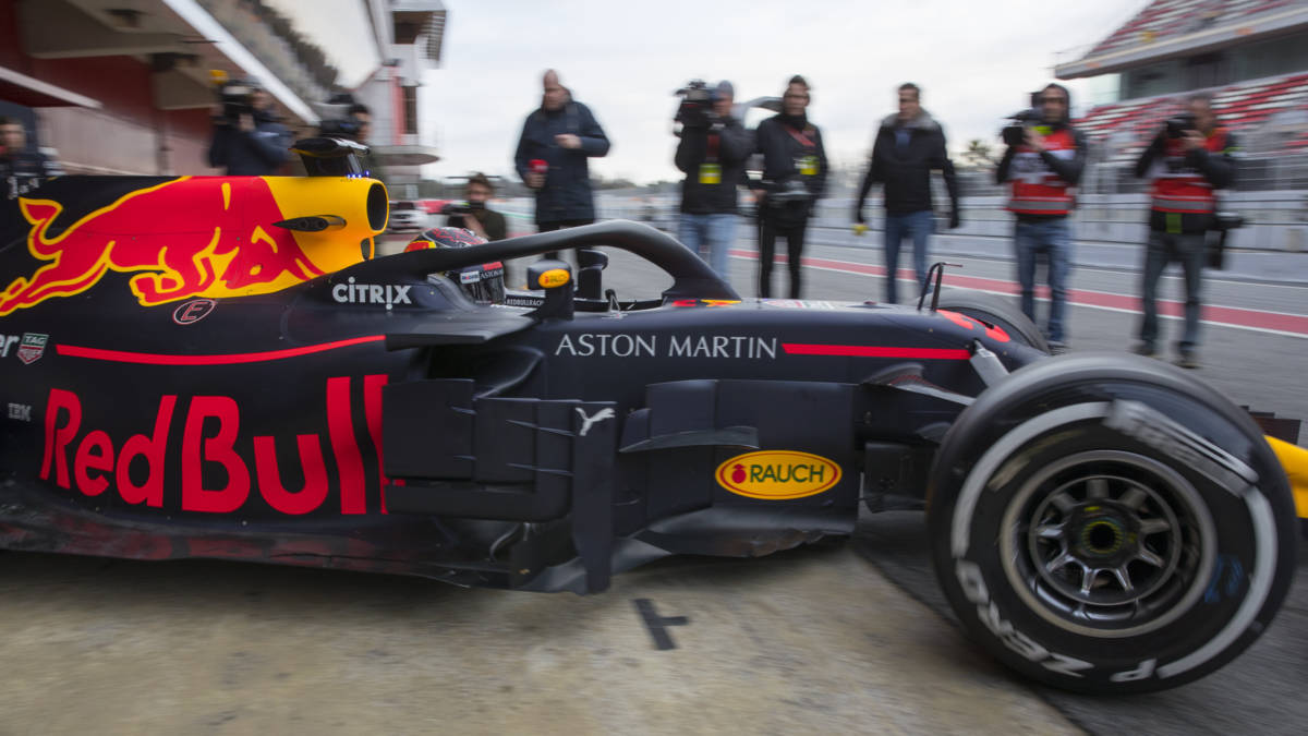 Max Verstappen test zijn nieuwe auto