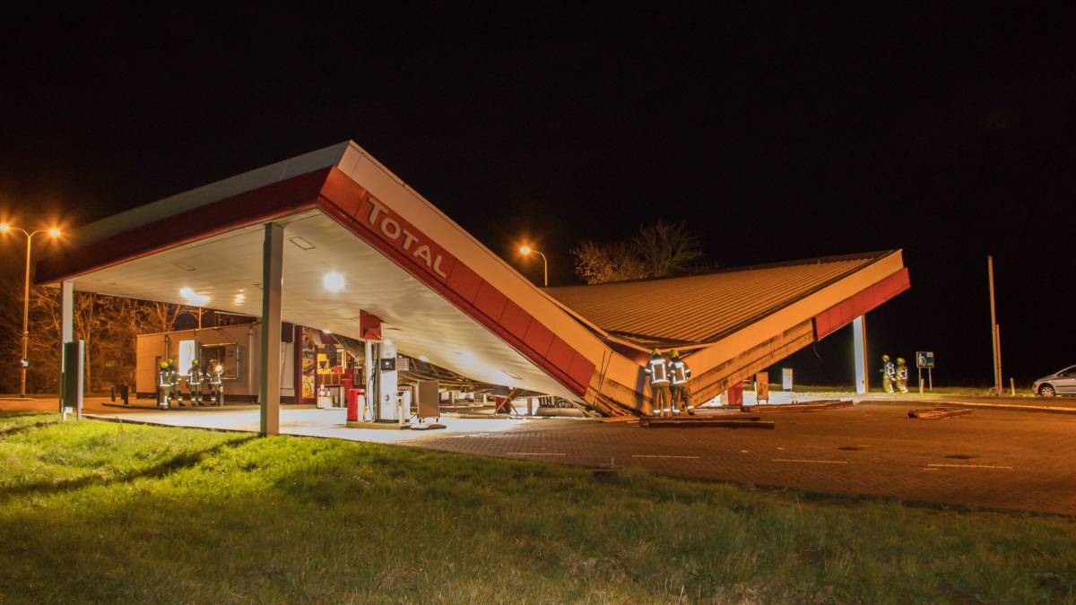 Dak van tankstation langs A58 ingestort