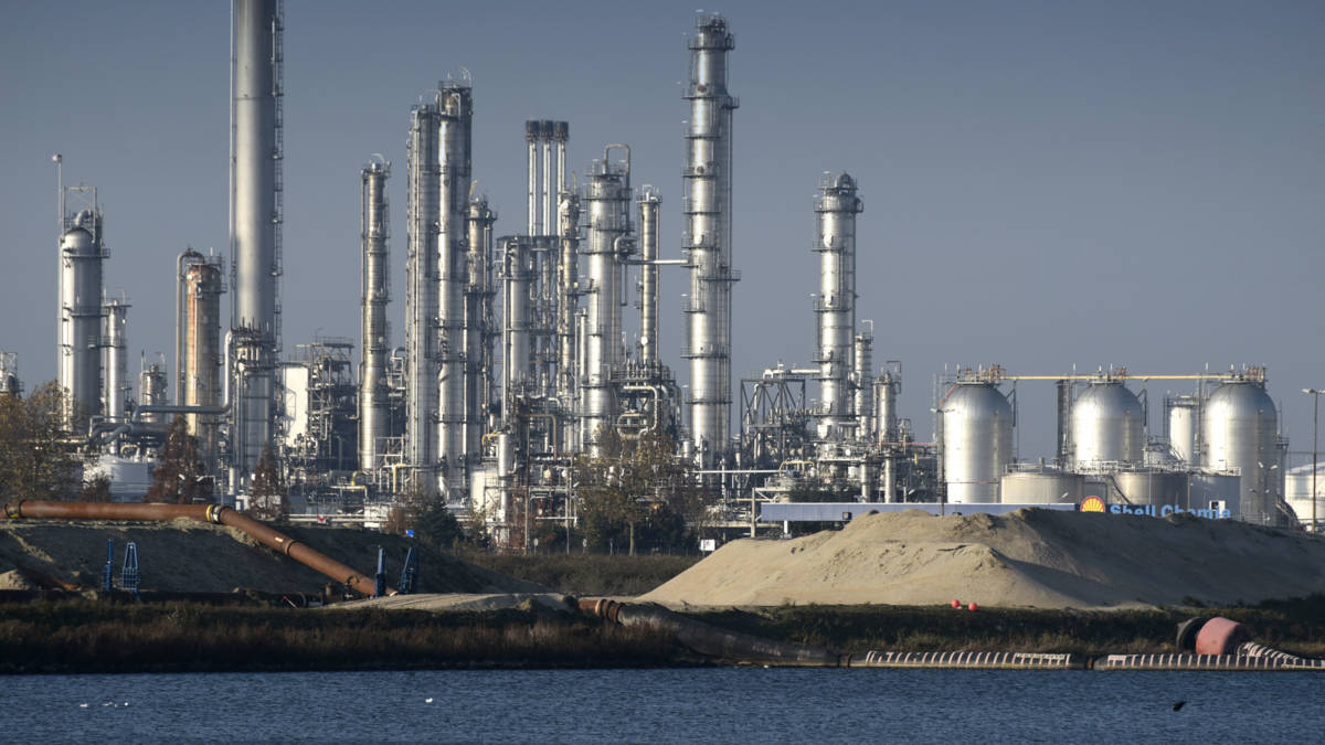 Rechtszaak tegen Shell: 'investeringen in strijd met klimaatafspraken'