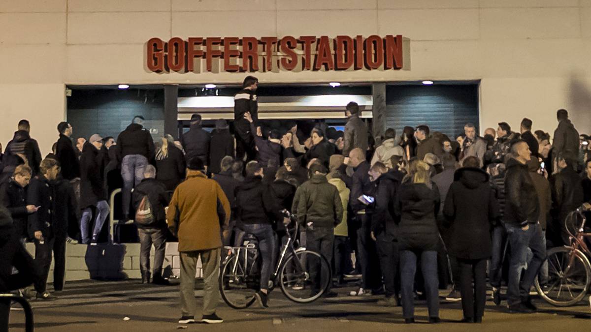 Geschiedenis herhaalt zich bij NEC: boze supporters bij hoofdingang