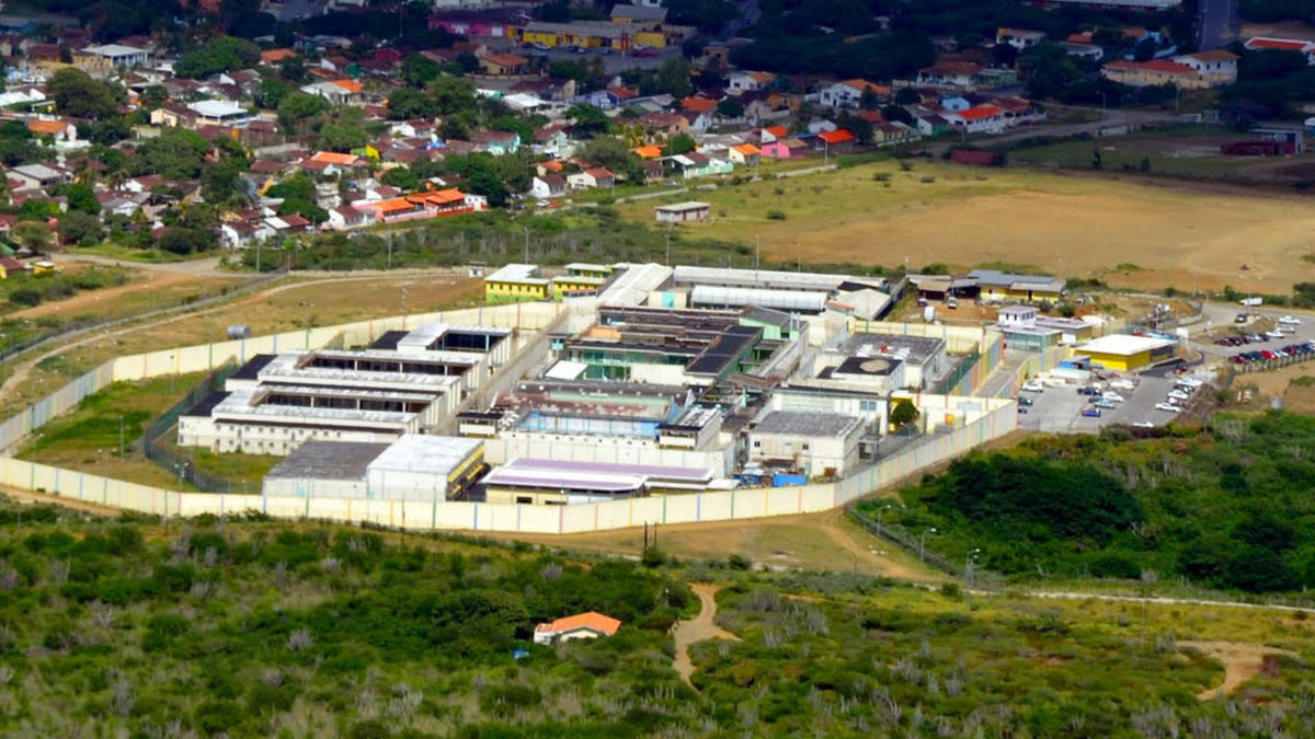 Drones met drugs en telefoons onderschept boven gevangenis Curaçao