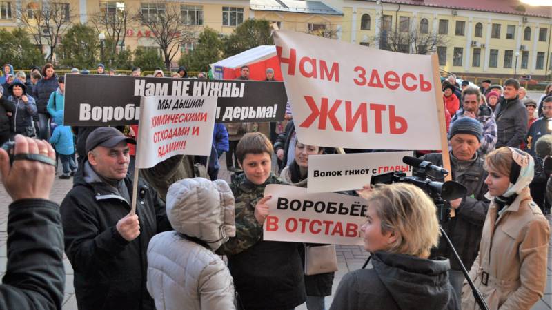 Russen demonstreren tegen de stank, gevaarlijk vuilnis en het wantrouwen