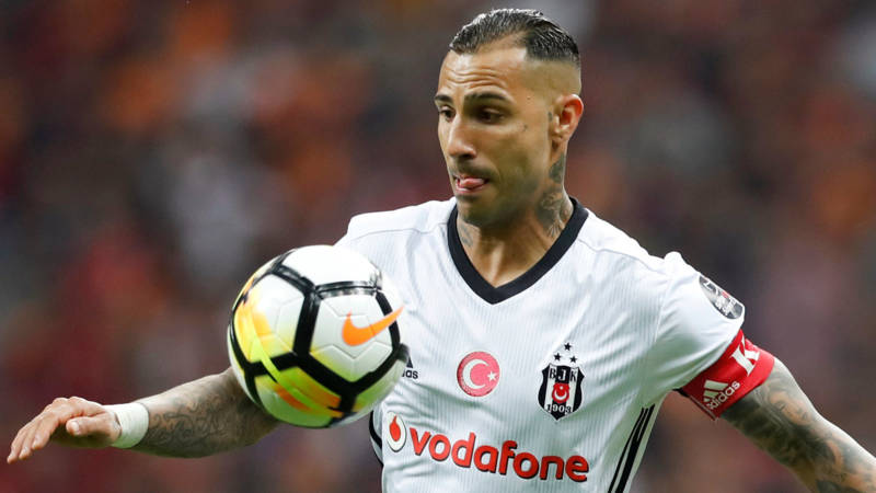 Besiktas blijft in titelstrijd dankzij artistieke assist Quaresma