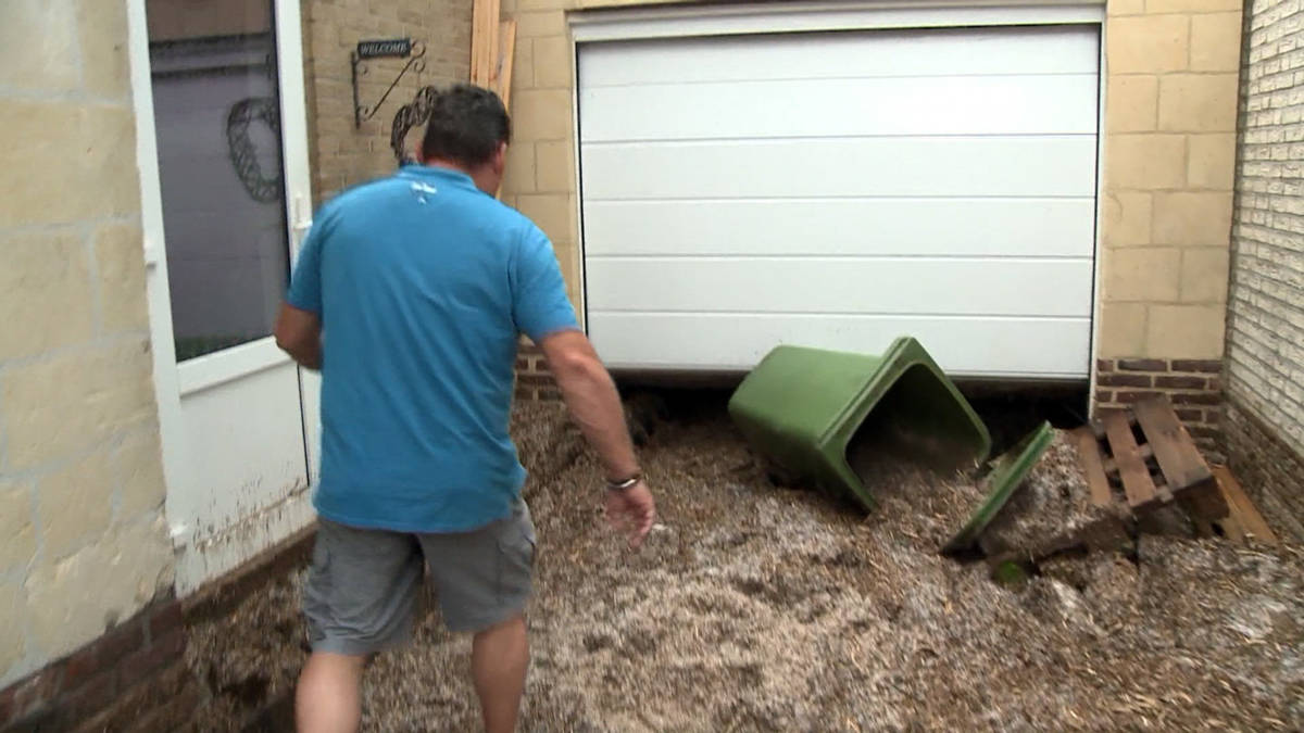 Modderstromen door regenval in Limburg