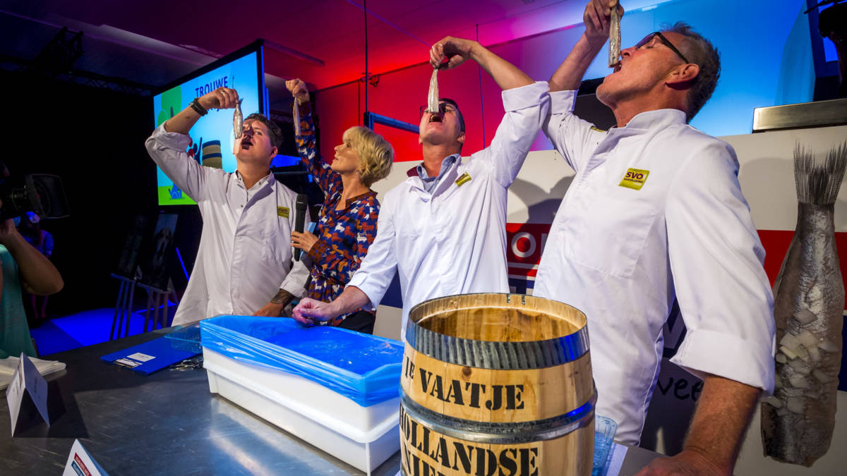 Eerste vaatje haring levert 78.000 euro op
