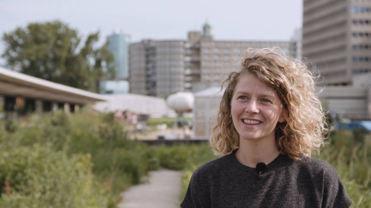 Renée (30) woont een maand op een Rotterdams dak