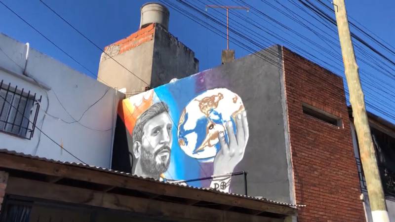 Groot Messi-kunstwerk op het oude huis van Messi