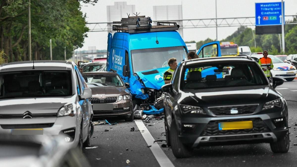 Dode en gewonden bij ongeluk op A50, weg dicht