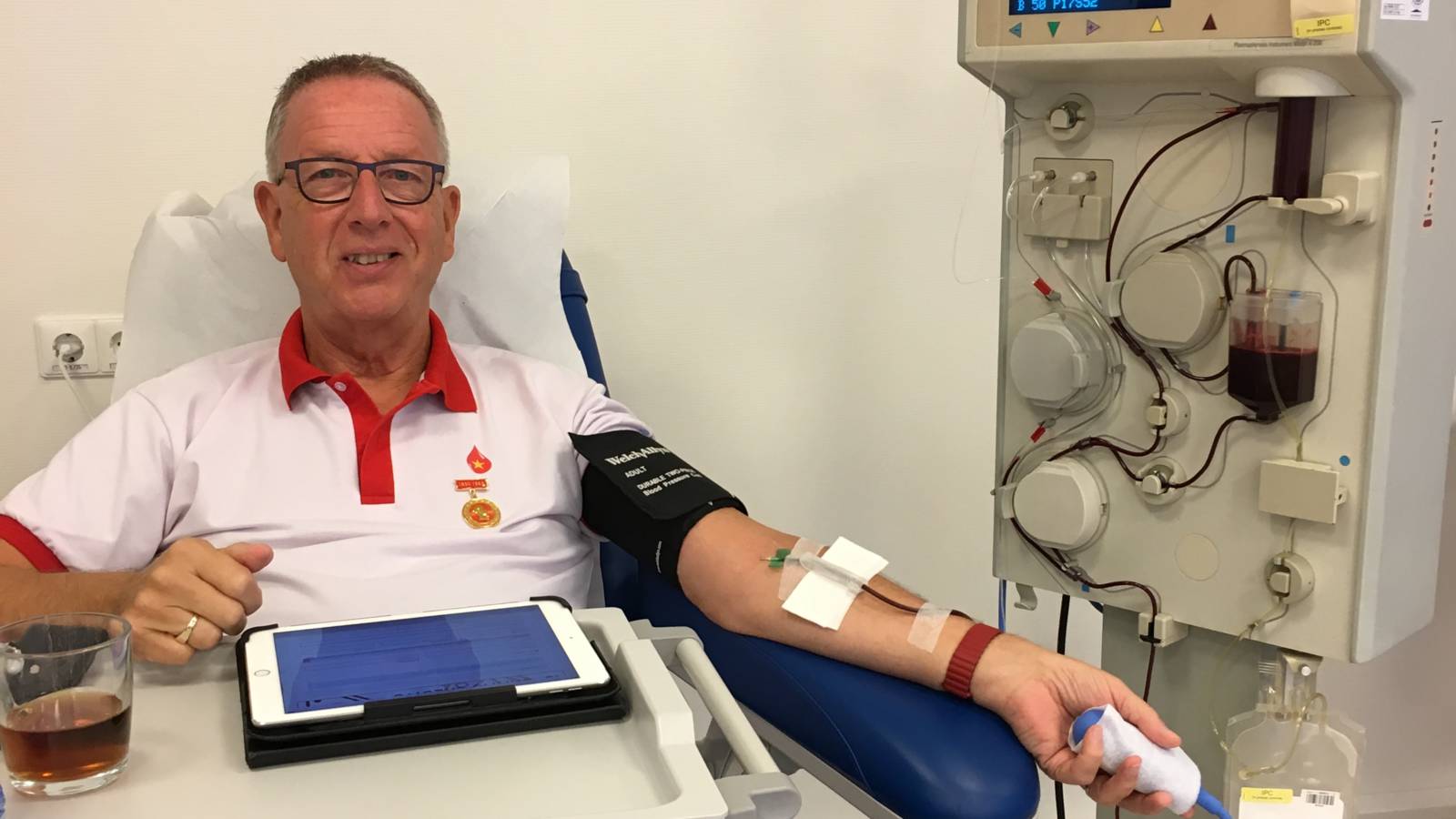 Floris heeft het record: 600 keer bloedplasma geven | NOS