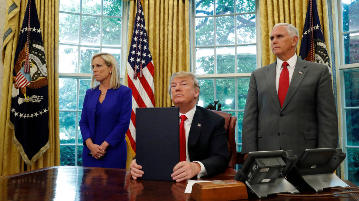 Trump tekent decreet, stopt scheiding migrantenfamilies