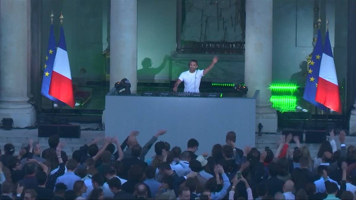 DJ draait in het paleis van Franse president