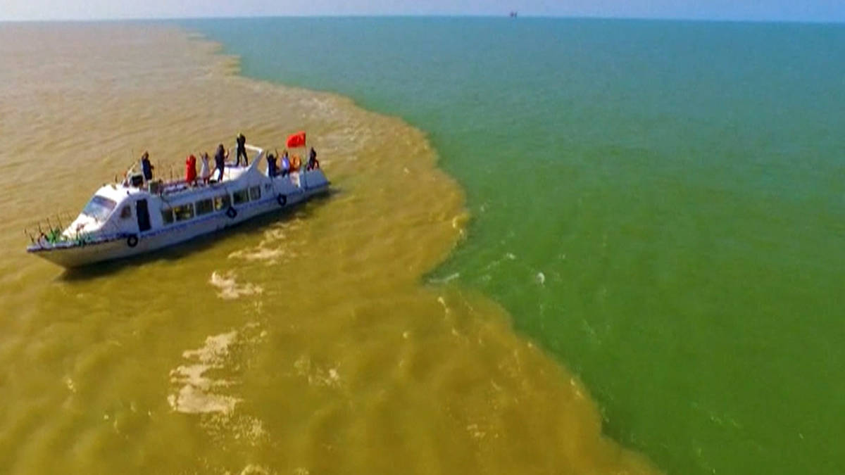 Modderige Gele Rivier ontmoet blauw zeewater