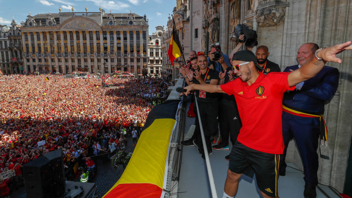 Rode Duivels gehuldigd op stampvolle Grote Markt in Brussel