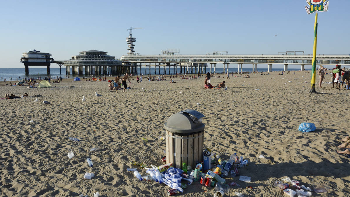 Grote klus: 350 kilometer strand opruimen