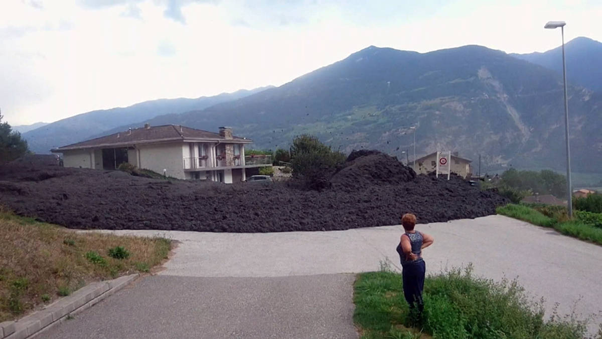 Modderstroom overspoelt Zwitsers dorp en neemt alles op zijn pad mee