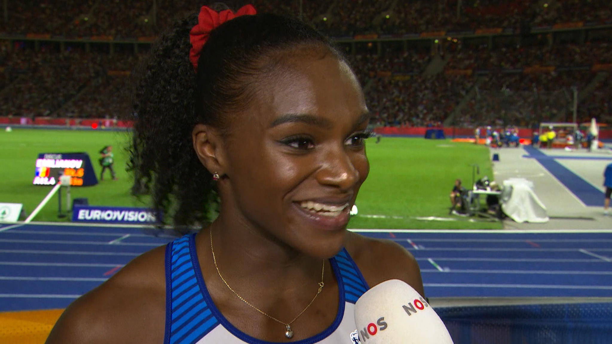 Asher-Smith 'in shock' na goud en toptijd op 200 meter | NOS