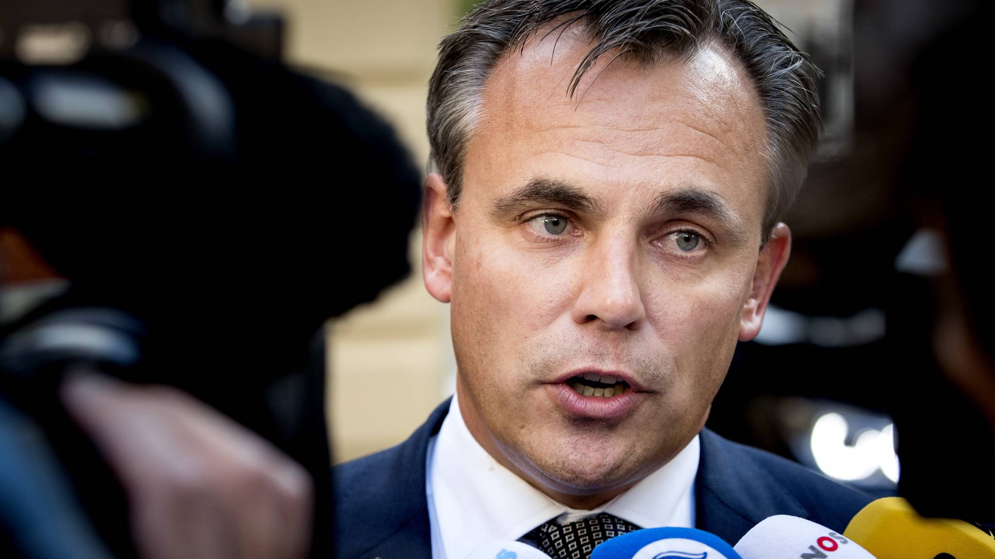 Harbers treedt af om 'wegmoffelen' misdaadcijfers asielzoekers | NOS