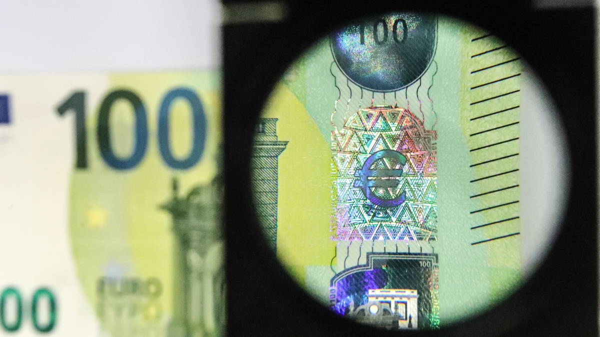 Nieuwe biljetten van 100 en 200 euro slagje kleiner