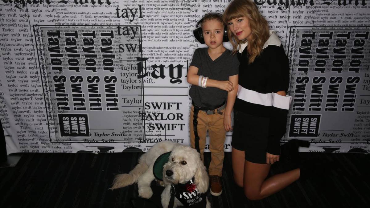 Jacob (8) kreeg een hulphond van Taylor Swift